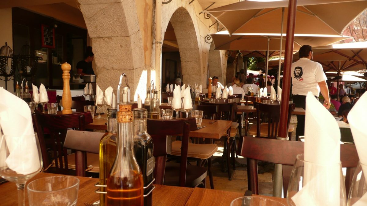 Restaurant Valbonne - Café des Arcades in the center of Valbonne!