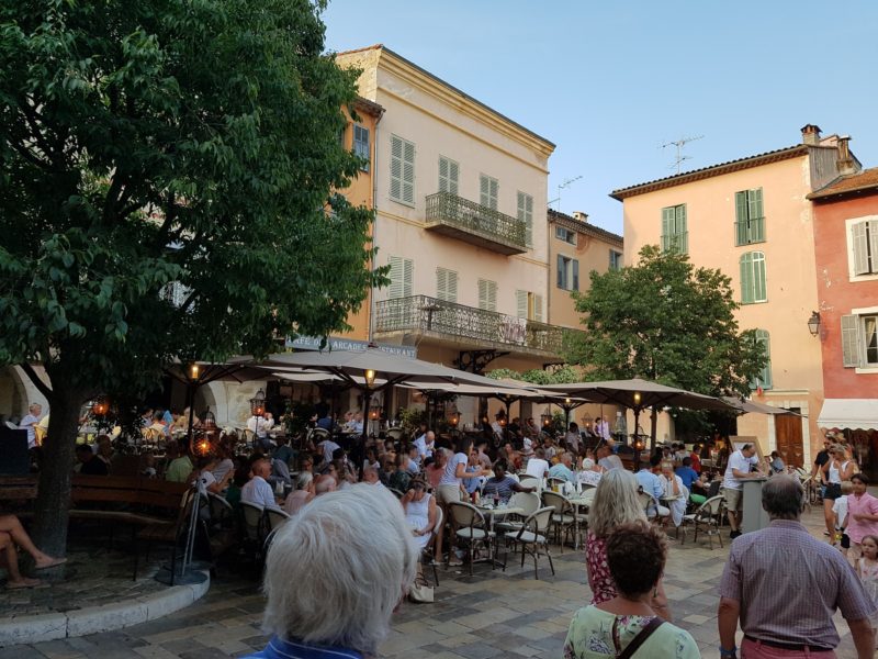 Restaurant Valbonne - Café des Arcades in the center of Valbonne!